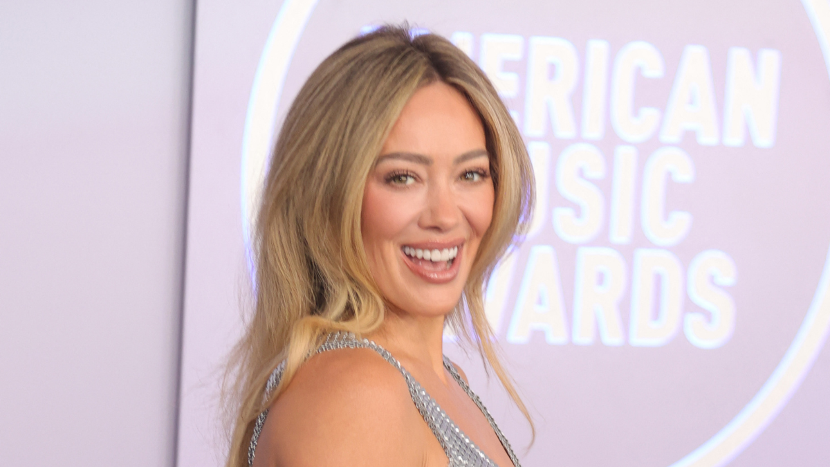 Photos: Hillary Duff Returns To AMAs After Two Decades In Shimmering Gown