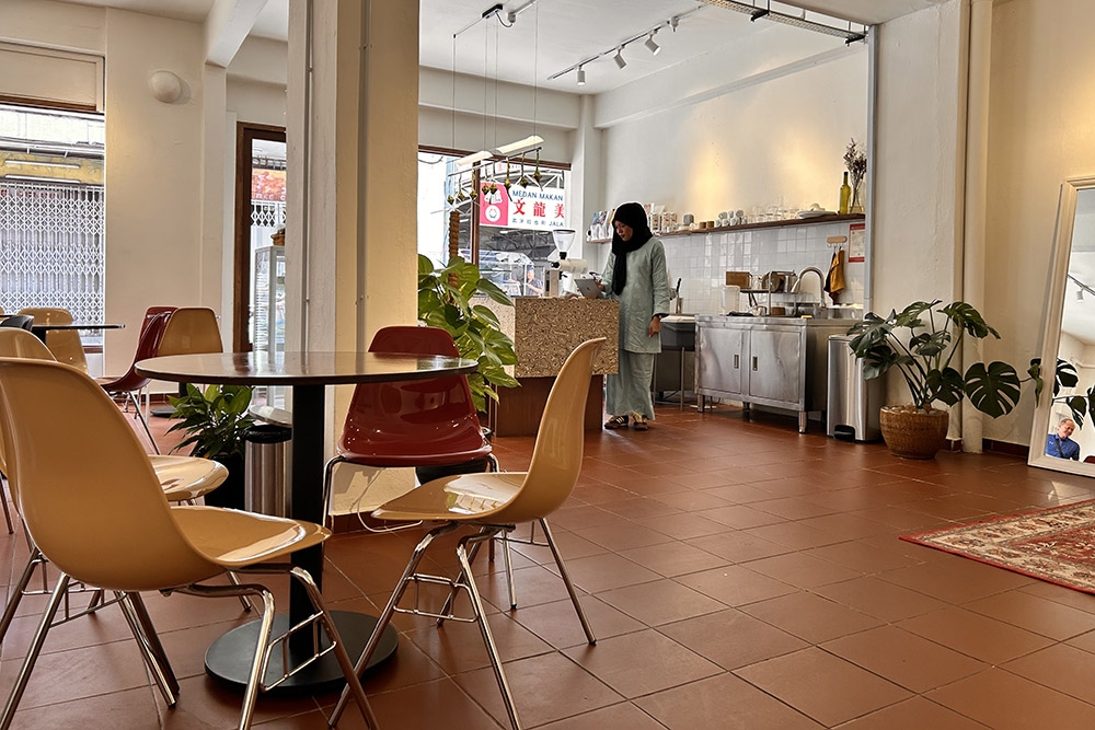 Turn right at Jonker Street: Discover Gibraltar coffee and kuih talam ...