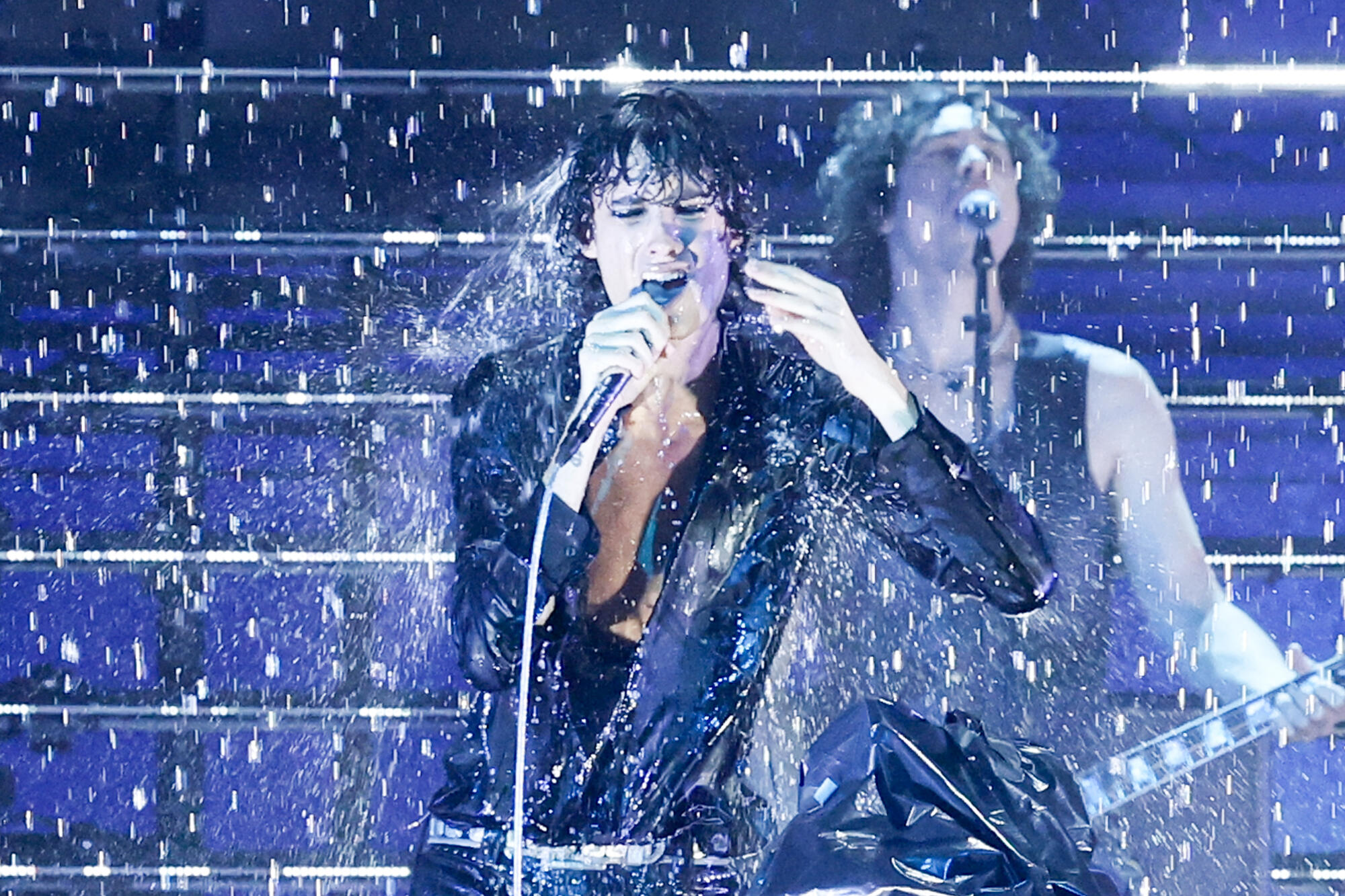 Sombr rocks AMAs with ‘Homewrecker’ performance, wins night's 1st award