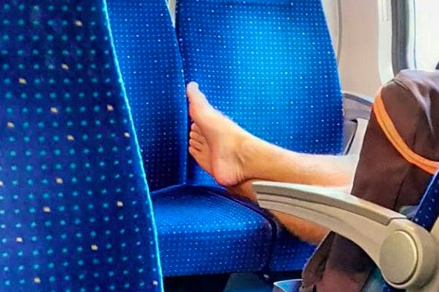 Les voyageurs s'agacent des pieds nus sur les sièges