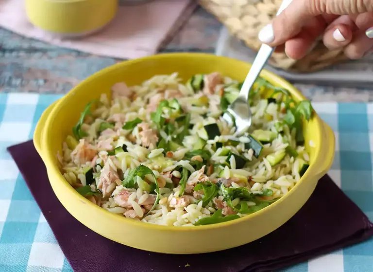 Orzo pastasalade met zalm en courgette