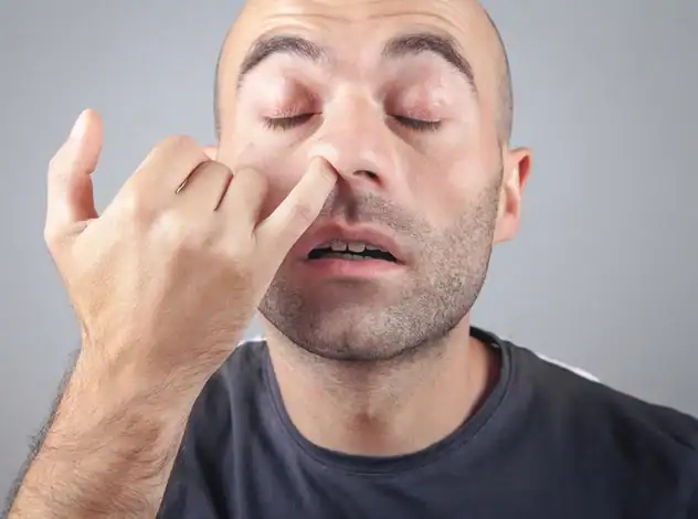 Rinotillexomania: Quando o hábito de coçar o nariz se torna compulsão