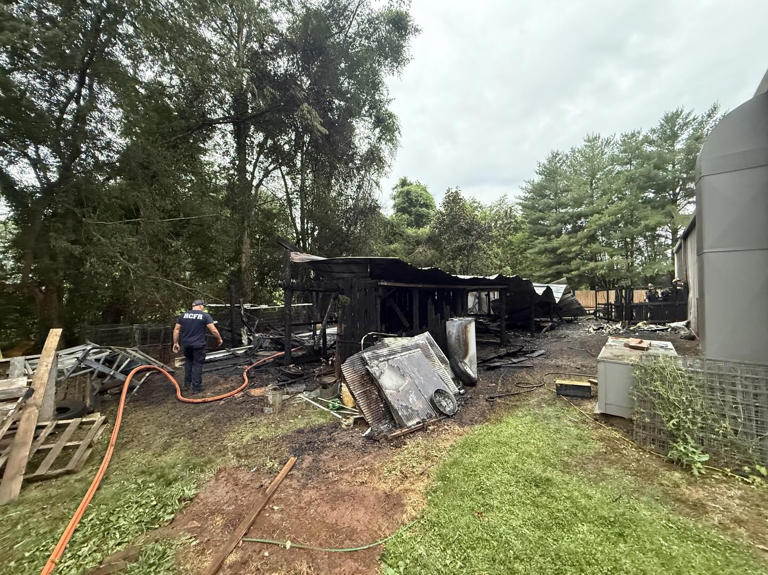 Crews contain barn fire in Murfreesboro