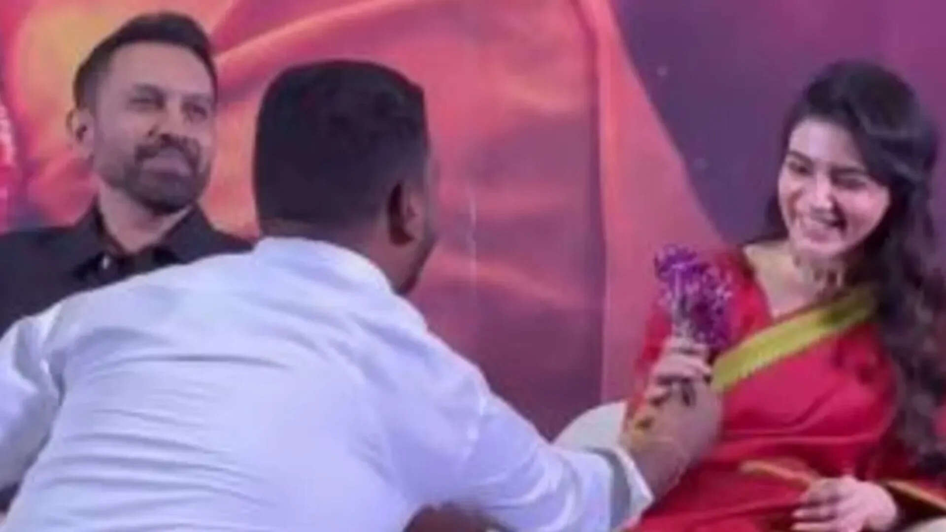 'Maa Inti Bangaram': Fan breaks security to propose to Samantha Ruth ...