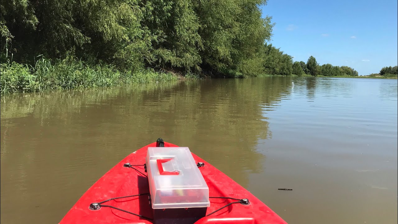 Pesca en kayak con el río crecido