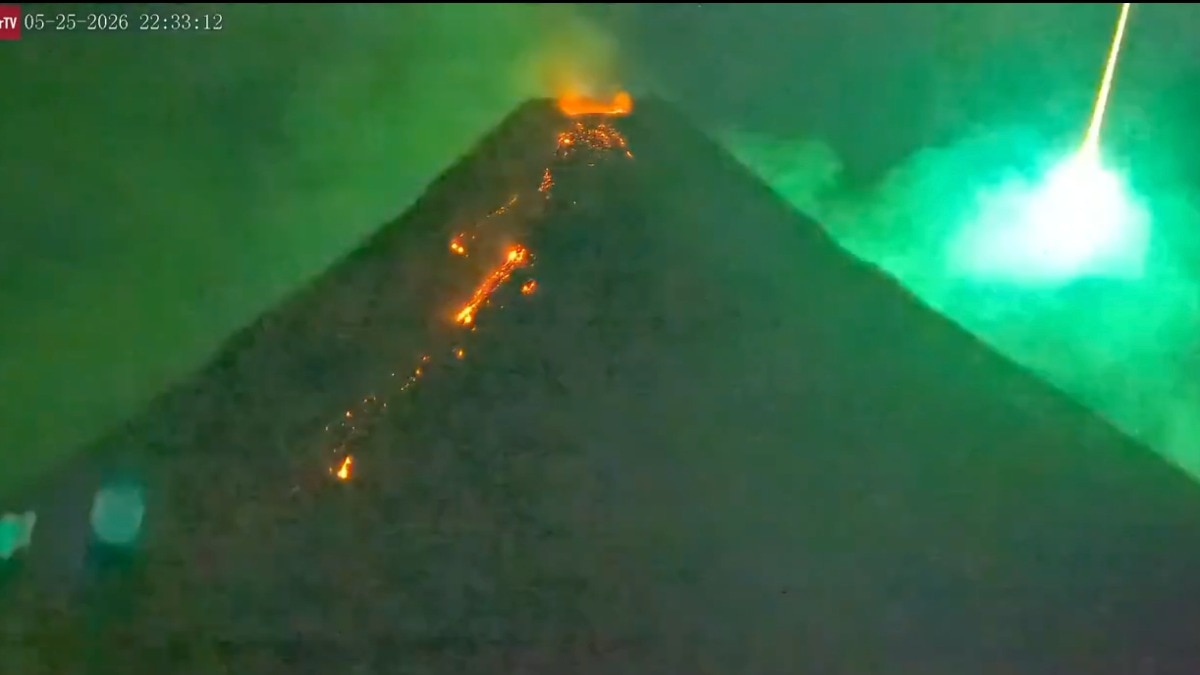 Watch: Meteor from outer space crashes above erupting volcano in the ...