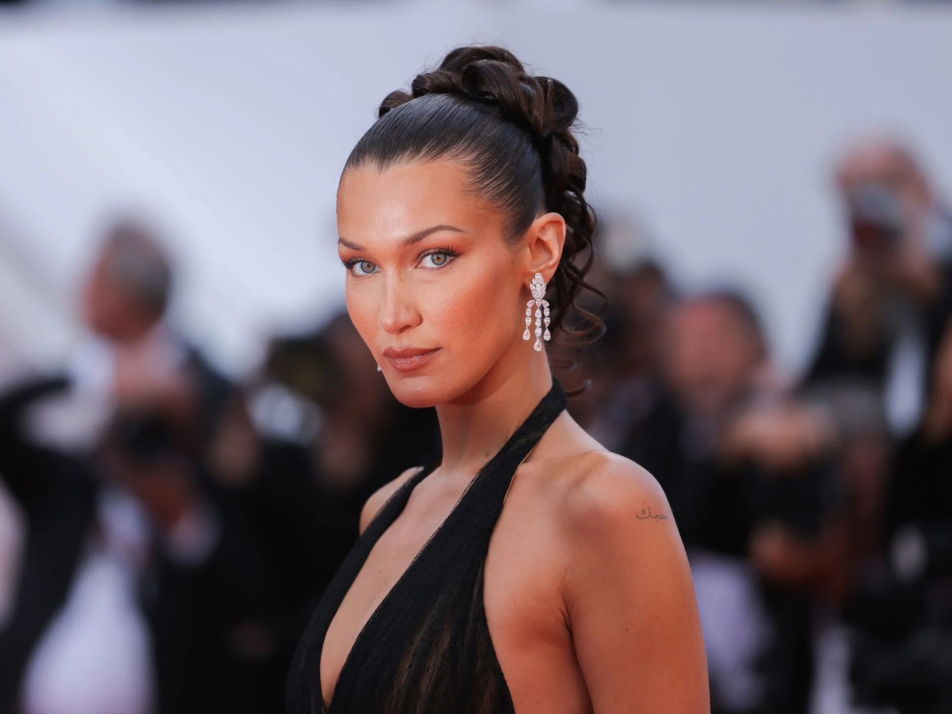 Bella Hadid deslumbra en Saint-Tropez con un bañador vintage que ...