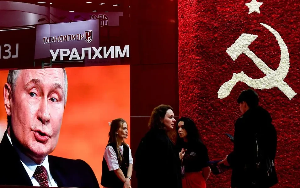 Economist doubts Kremlin split as defector urges resistance