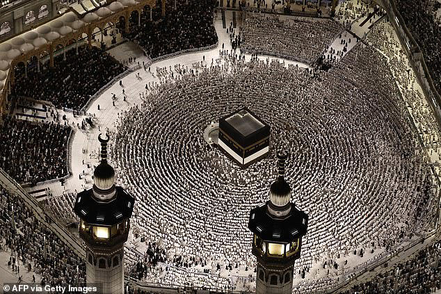 Huge numbers of Muslims pray on Mount Arafat as hajj pilgrimage reaches ...