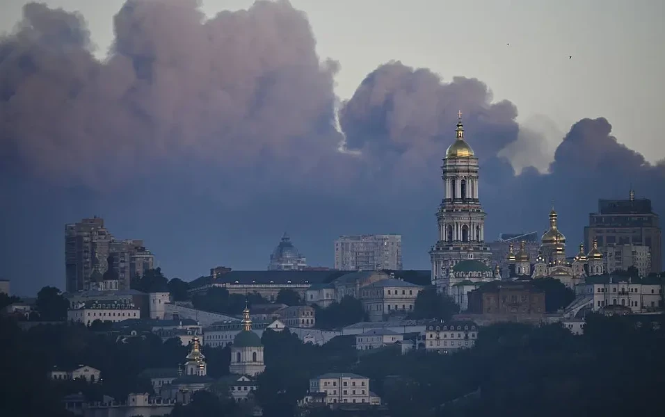 Russia’s Kh-101 missile seen using decoy flares in Kyiv strike