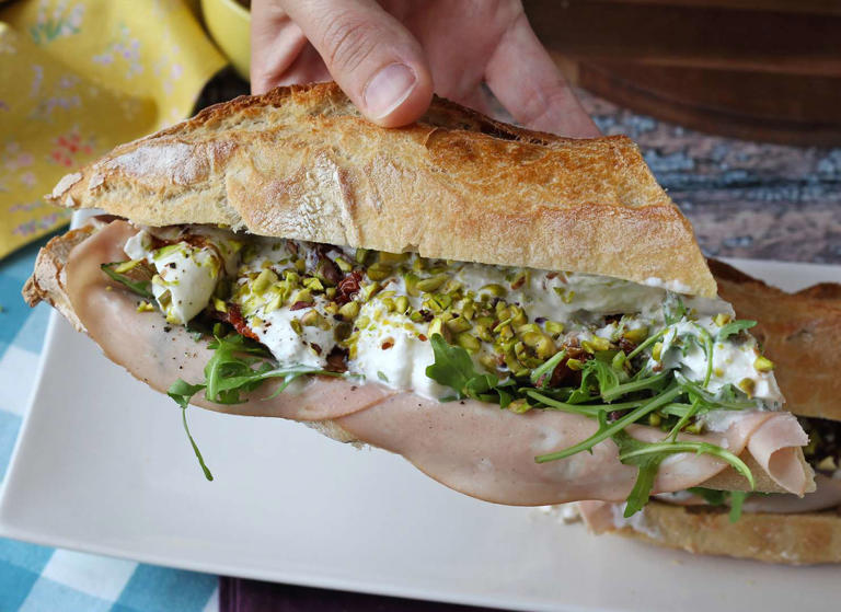 Italiaanse sandwich met mortadella en burrata kaas