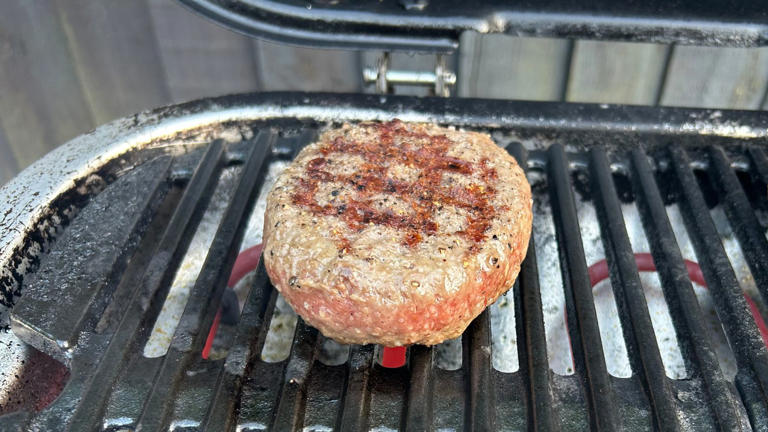 I tried this electric grill hack for better grill lines on my burgers