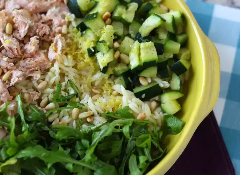 Orzo pastasalade met zalm en courgette