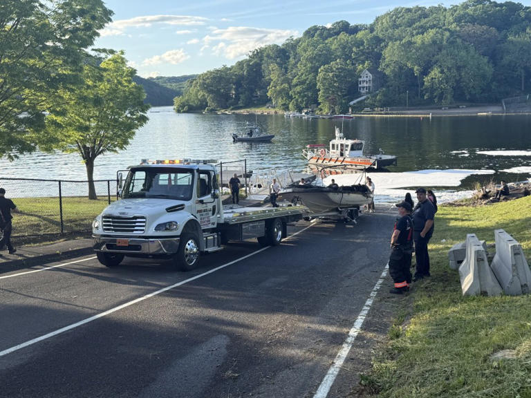2 children injured after boat fire at Candlewood Lake