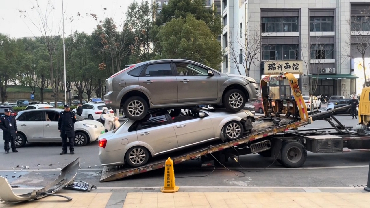Crazy car stack-up after Zhejiang crash