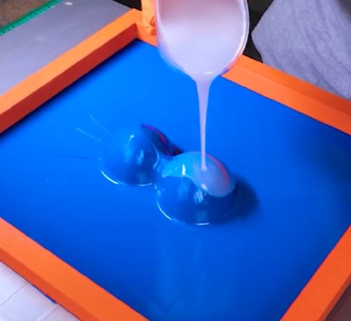 Crafting an underwater vision with a coconut?