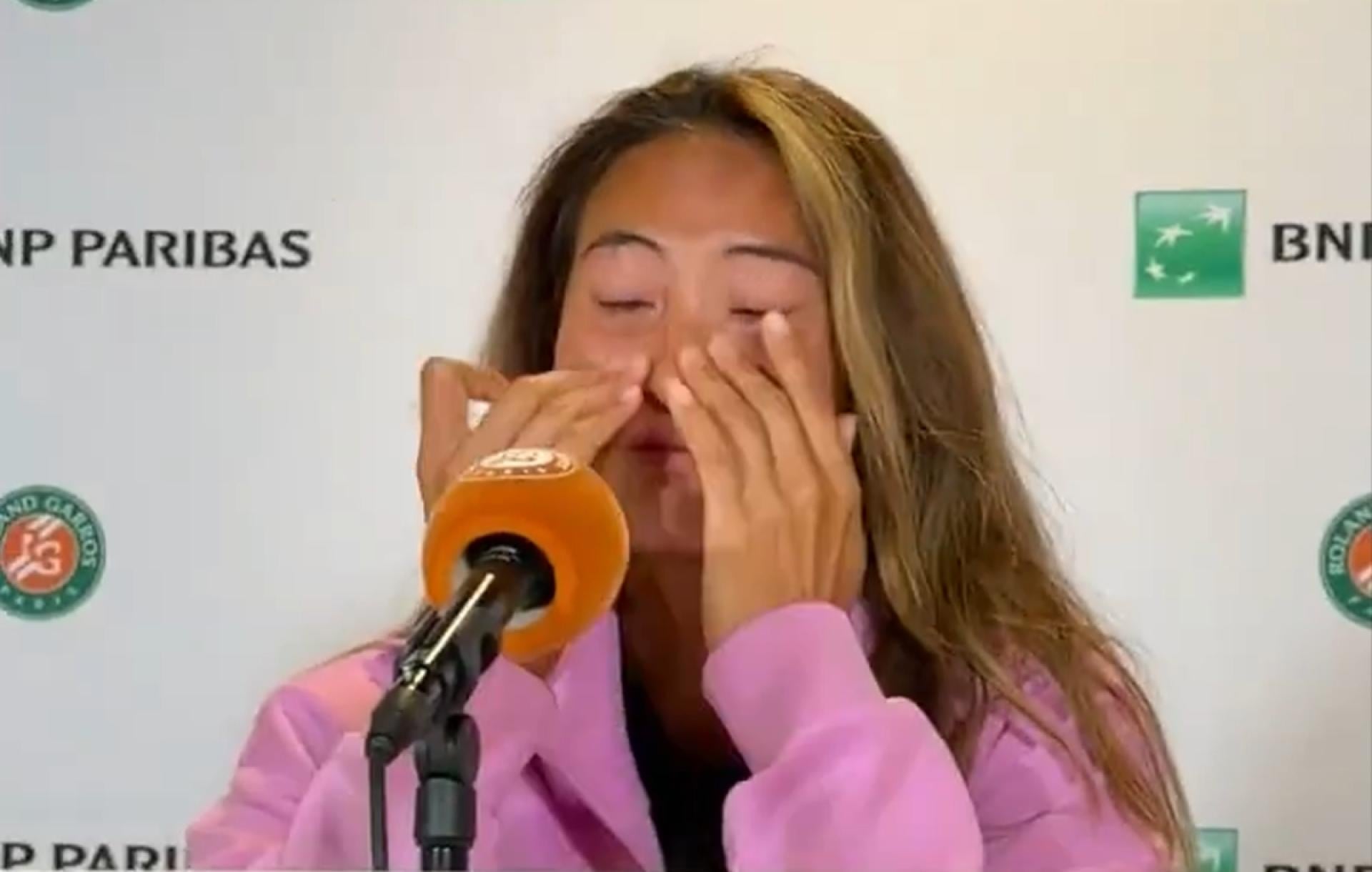 Watch: Zheng Qinwen bursts into tears in press after RG 1R loss and top ...