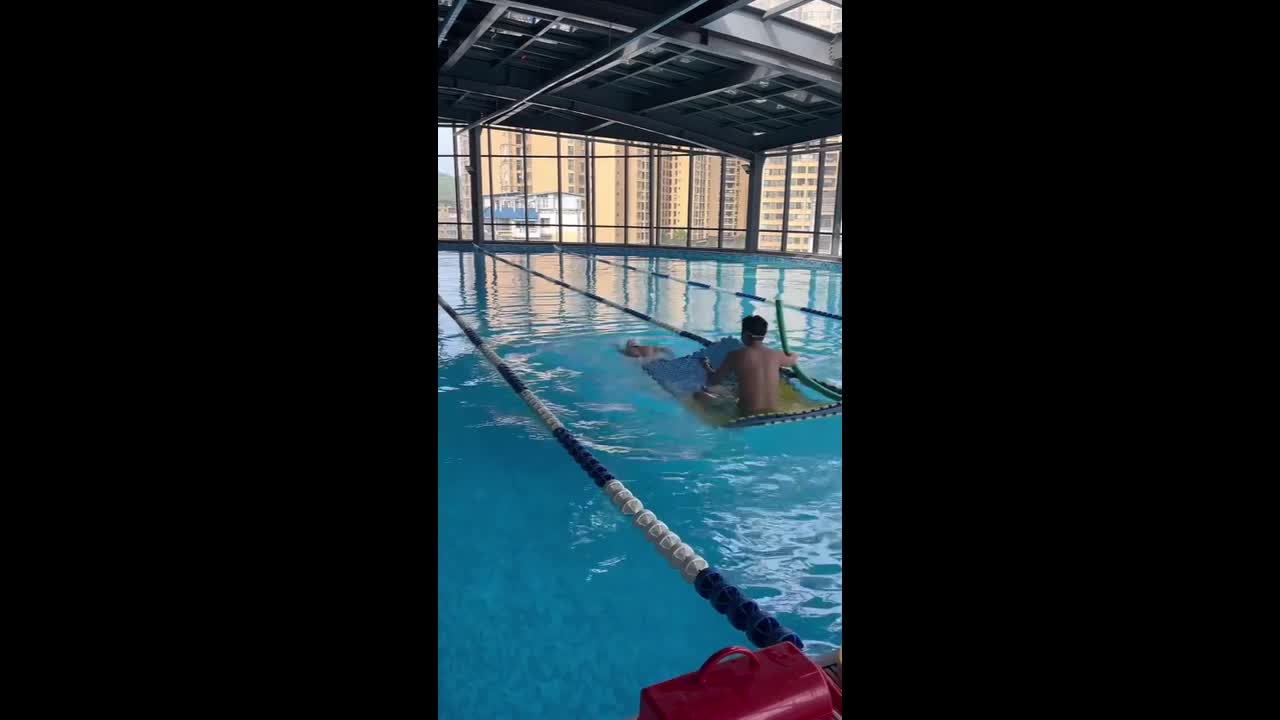 Swimmer falls off rubber mat during pool ride in Sichuan, China