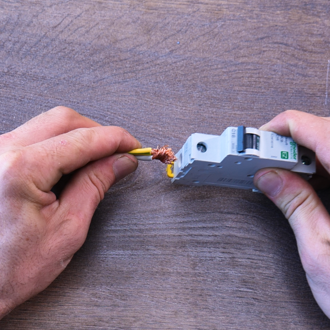 Effective electrical wire joining technique! 🔌👍