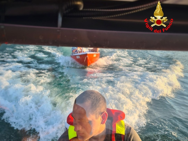 Barca in avaria a Laghetto di Colico, intervento dei Vigili del Fuoco