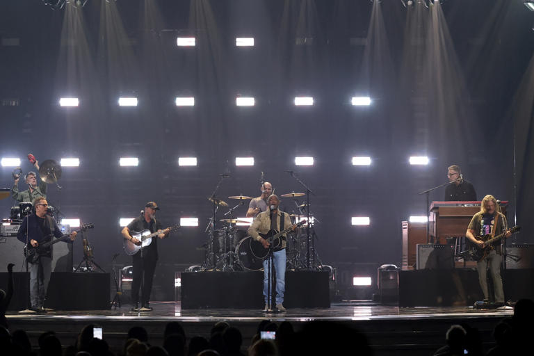 AMAs 2026: Watch Hootie and the Blowfish perform hits medley