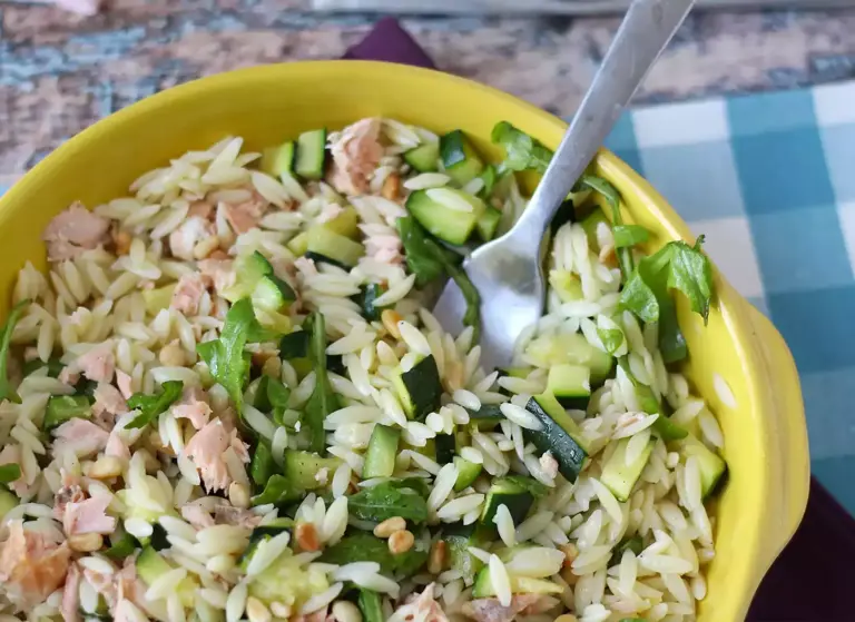 Orzo pastasalade met zalm en courgette
