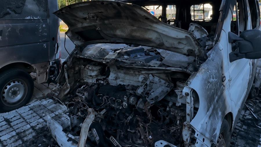 Alghero, fuoco nella notte: distrutto il furgone di due imprenditori