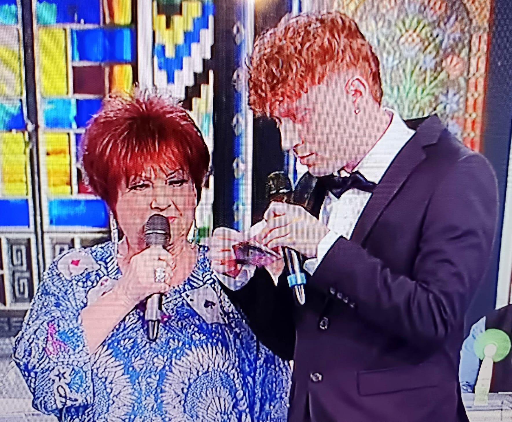 Orietta lancia il tormentone estivo: "Quadri cuori picche e fiori"