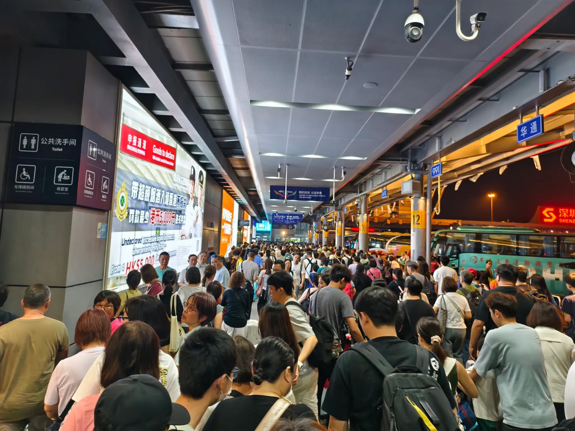 Hongkongers stuck for hours, as 673,000 return via land checkpoints ...