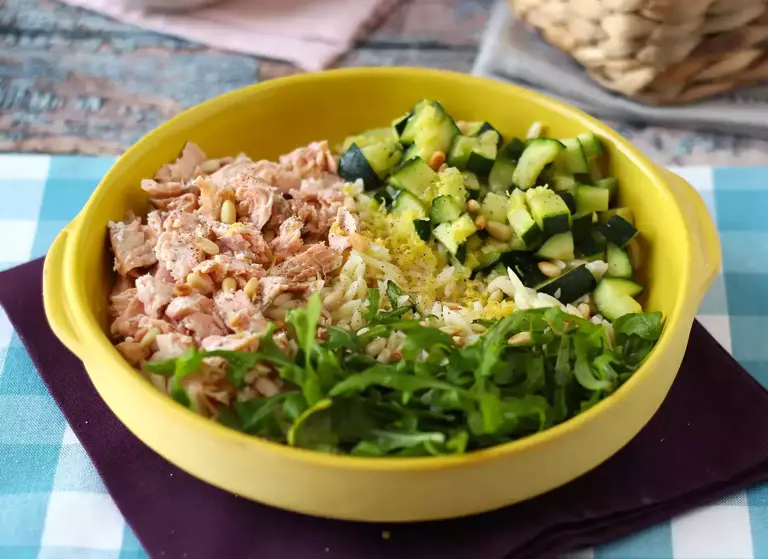 Orzo pastasalade met zalm en courgette