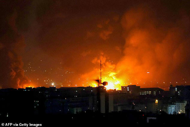US carries out new air strikes against Iran