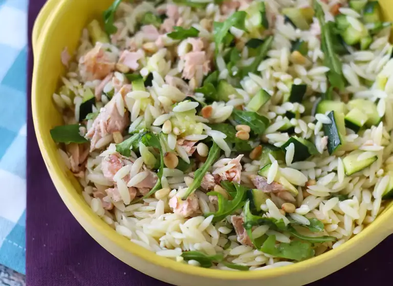 Orzo pastasalade met zalm en courgette