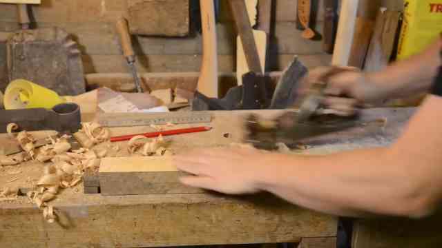 This old-school tool can split wood fast – forging a froe