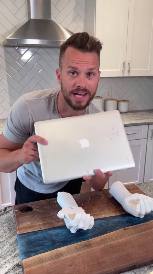 Make your laptop look like it’s floating instantly