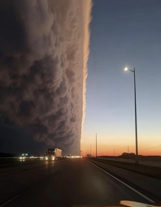 Massive shelf cloud formation serves as dramatic warning before ...