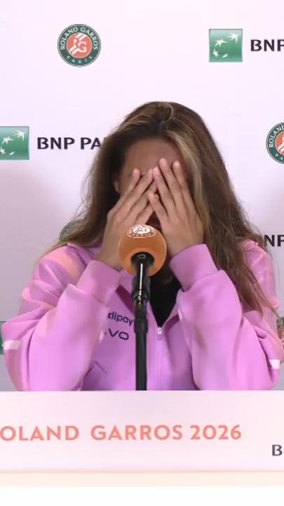 Zheng Qinwen bursts into tears in press conference