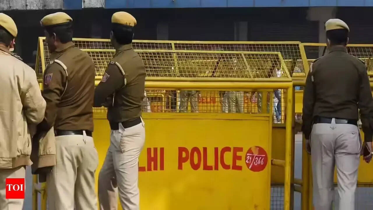 Delhi Police vigilance team catches head constable accepting Rs 50,000 ...