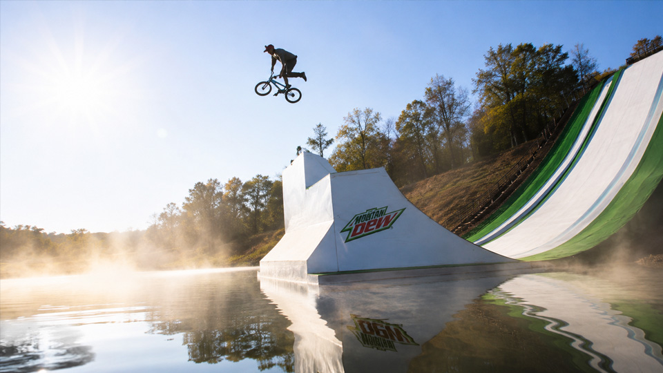 Slip and slide-sprong zorgt voor enorme waterlancering