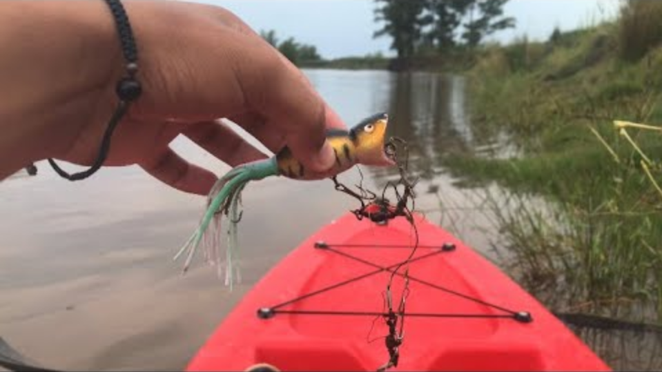 Pesca en kayak explorando nuevos lugares