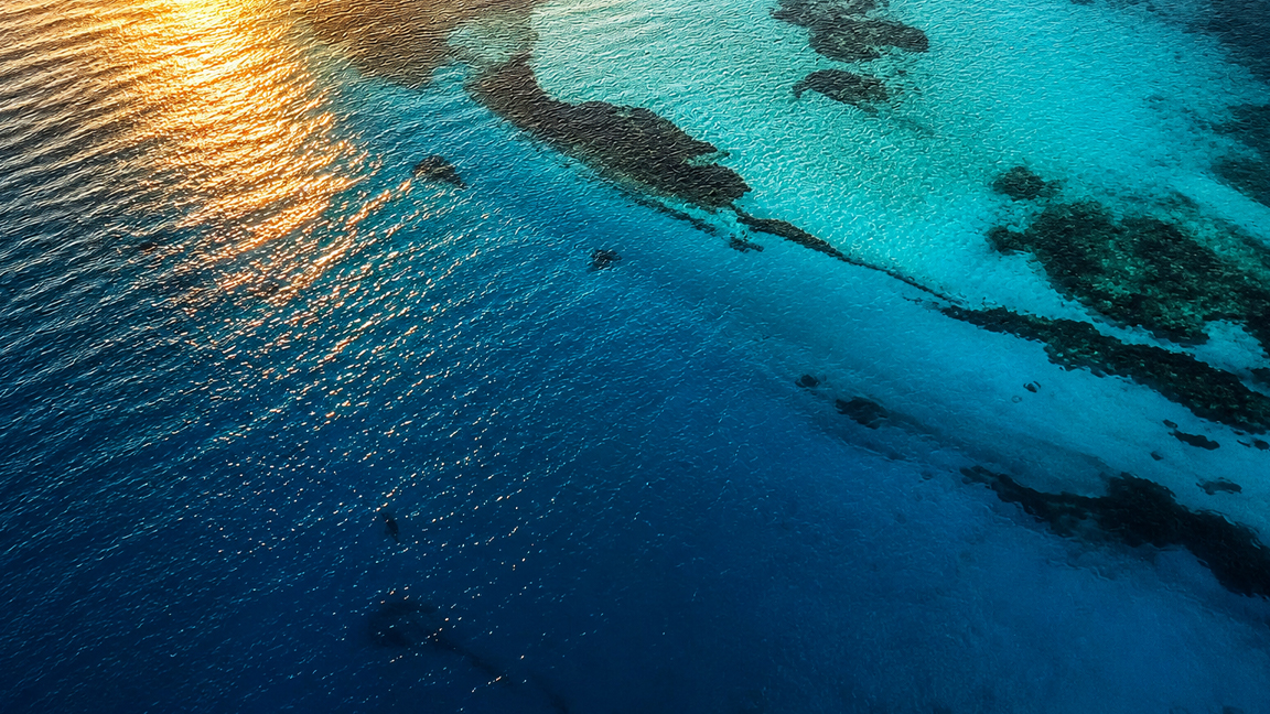 Uma lagoa tropical escondendo um mistério azul profundo abaixo