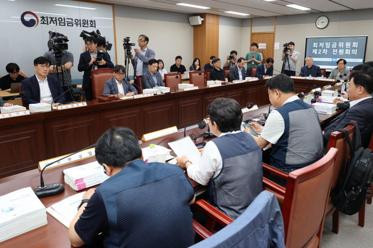 직장인 62% "최저임금 1만2000원 이상이어야" 월270만원 수준