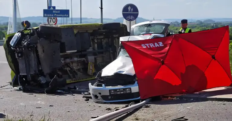 Wypadek na obwodnicy Przemyśla. Ford zderzył się z karetką jadącą na ...