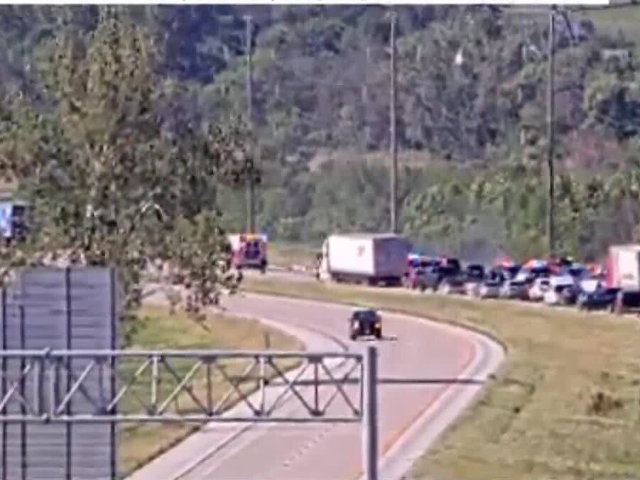 Iowa man dies in crash that closed portion of Interstate 29