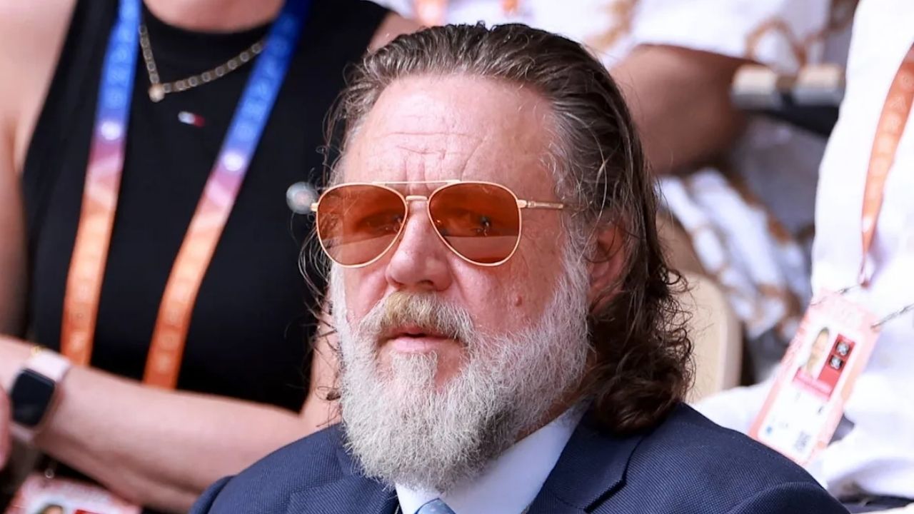Watch: Russell Crowe loses patience at fans in heated Paris encounter ...