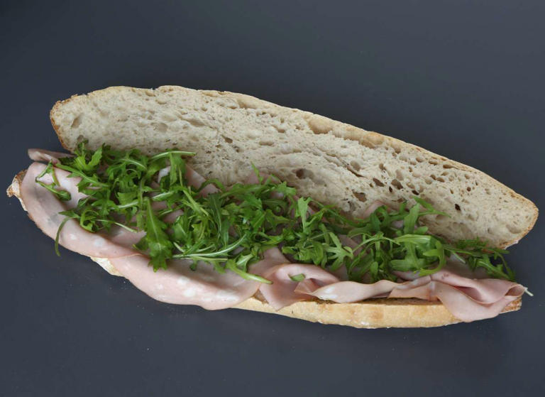 Italiaanse sandwich met mortadella en burrata kaas