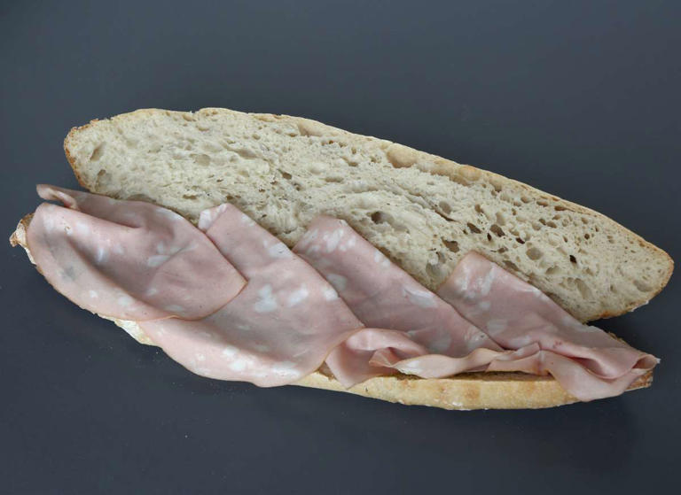 Italiaanse sandwich met mortadella en burrata kaas