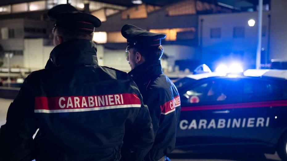 Livorno, importuna i pazienti fuori dall’ospedale e insulta i carabinieri