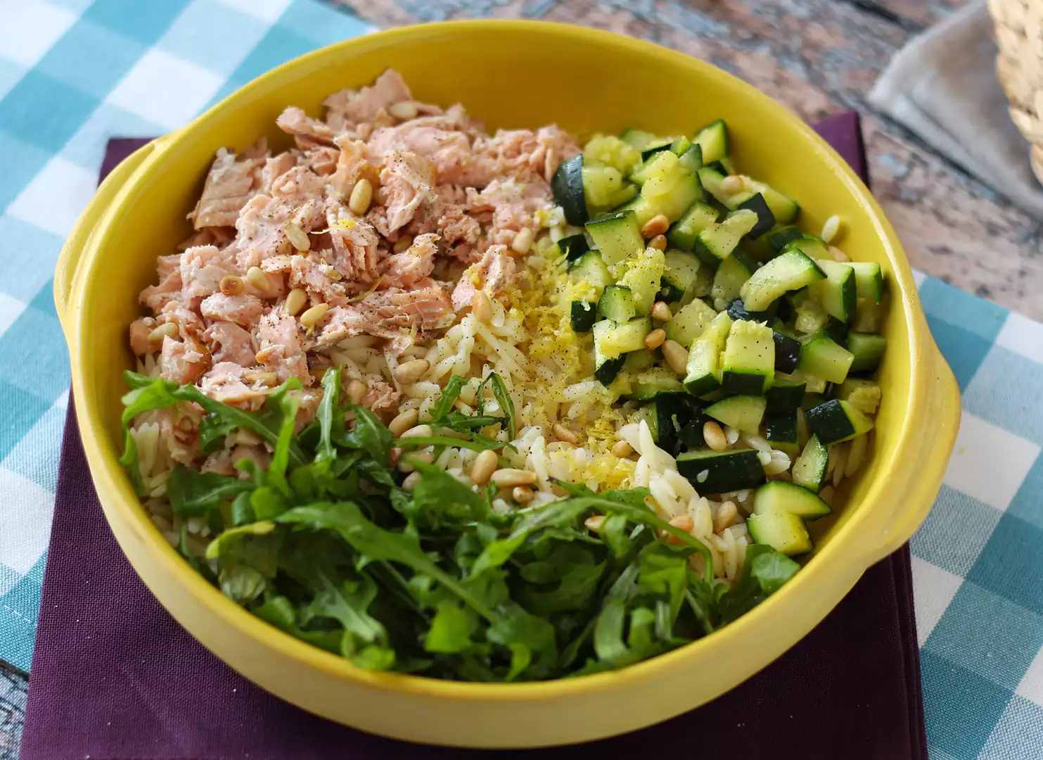 Orzo pastasalade met zalm en courgette