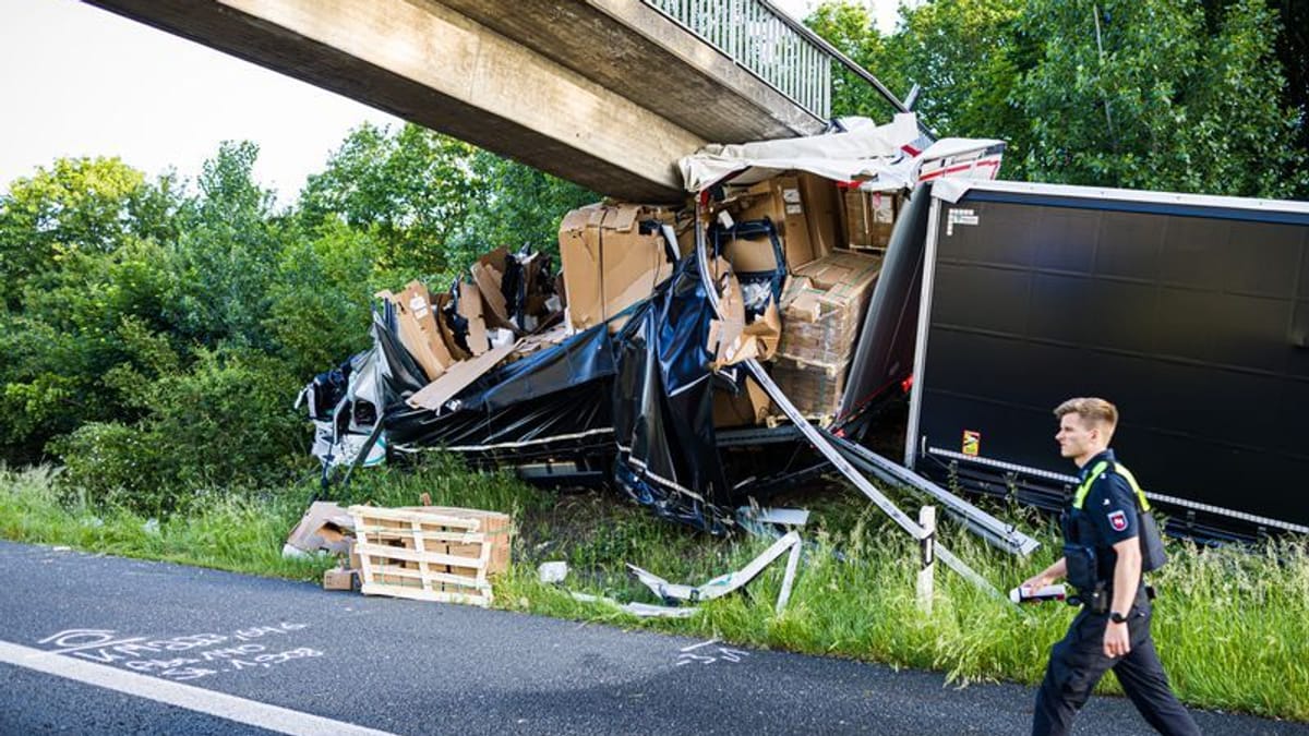 Autobahn voll gesperrt nach Lkw-Unfall