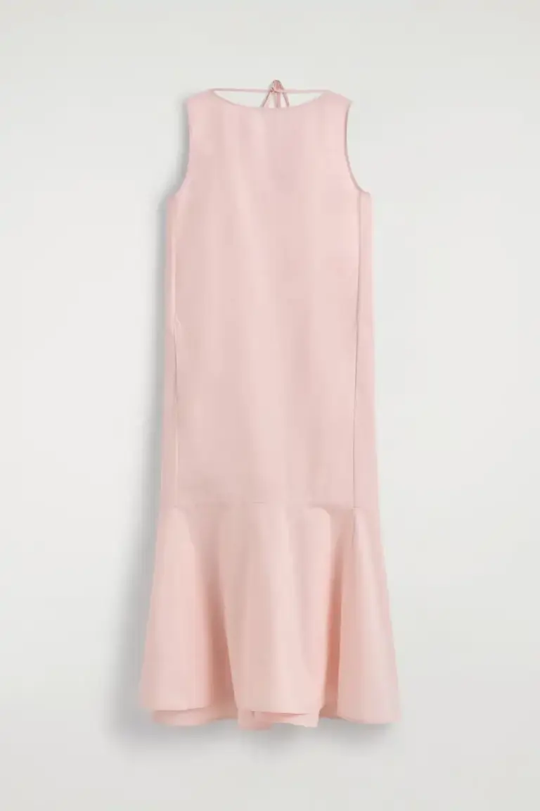 El vestido de Lefties que queda bonito, no marca y estiliza la silueta